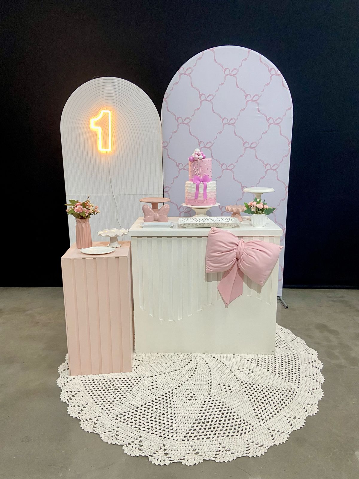 Aluguel Kit Laços rosa c/ mesa onda - Fuxica Locações de Kits e ...